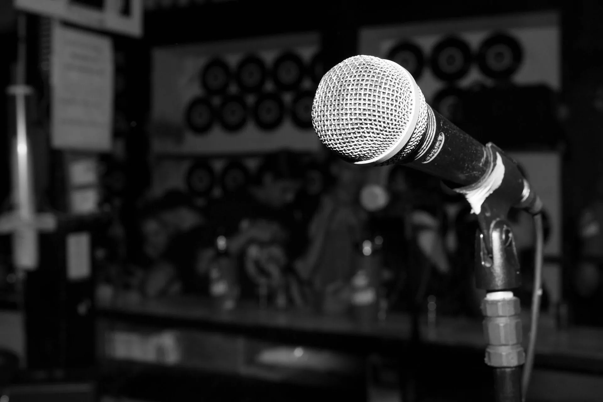 Consejos para decorar un bar de rock - SillasMesas.es